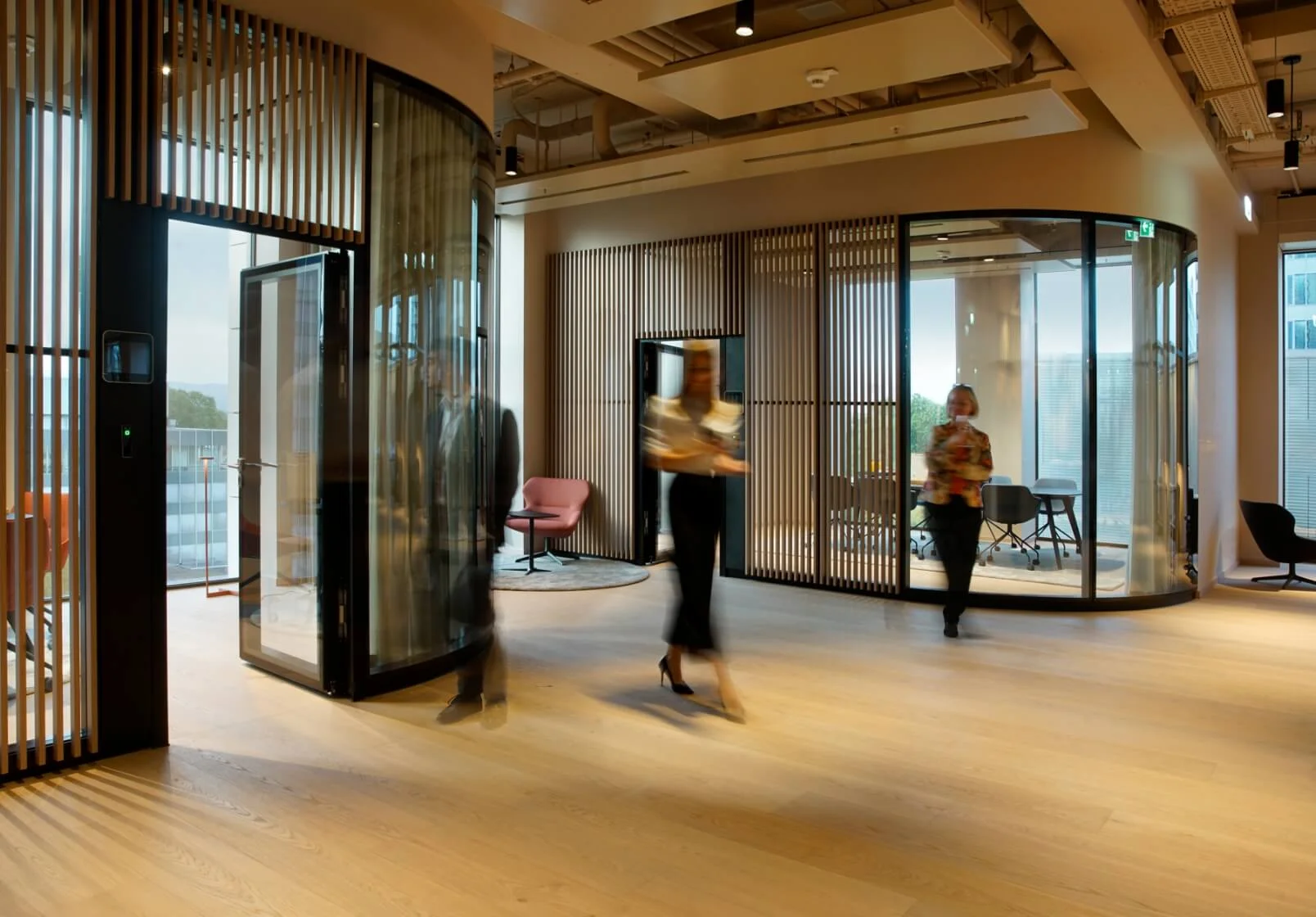 Neue Location für die eigene Community: die OpernTurm Lounge ist ...